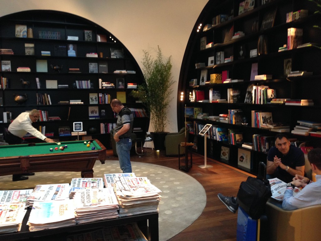 Review of One of the Best Business Class Lounges in the World - Running ...