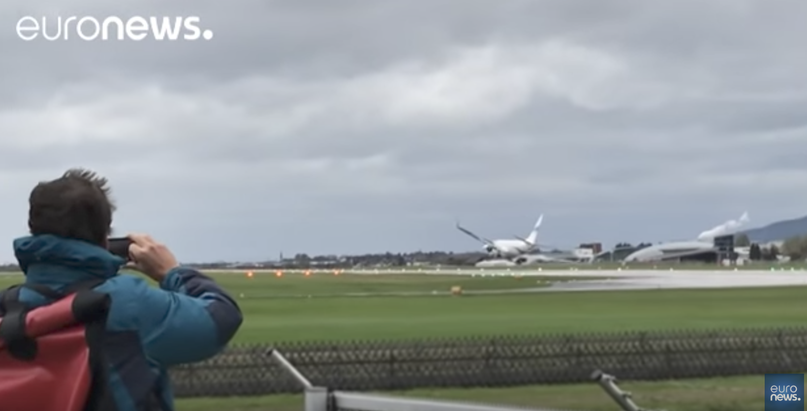 Crazy Videos of An Airplane Aborting a Landing Due to High Winds ...